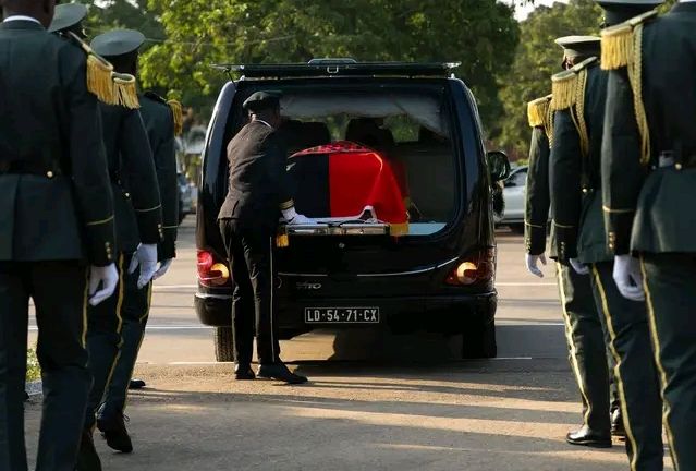 João Lourenço rende última homenagem a Manuel Augusto no Quartel ...